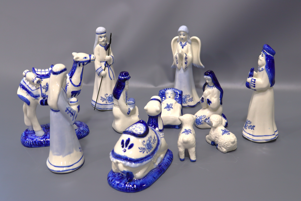 Kurt Adler 1.97 Inch by 6.7-Inch Porcelain Delft Blue 11 Piece Nativity ...