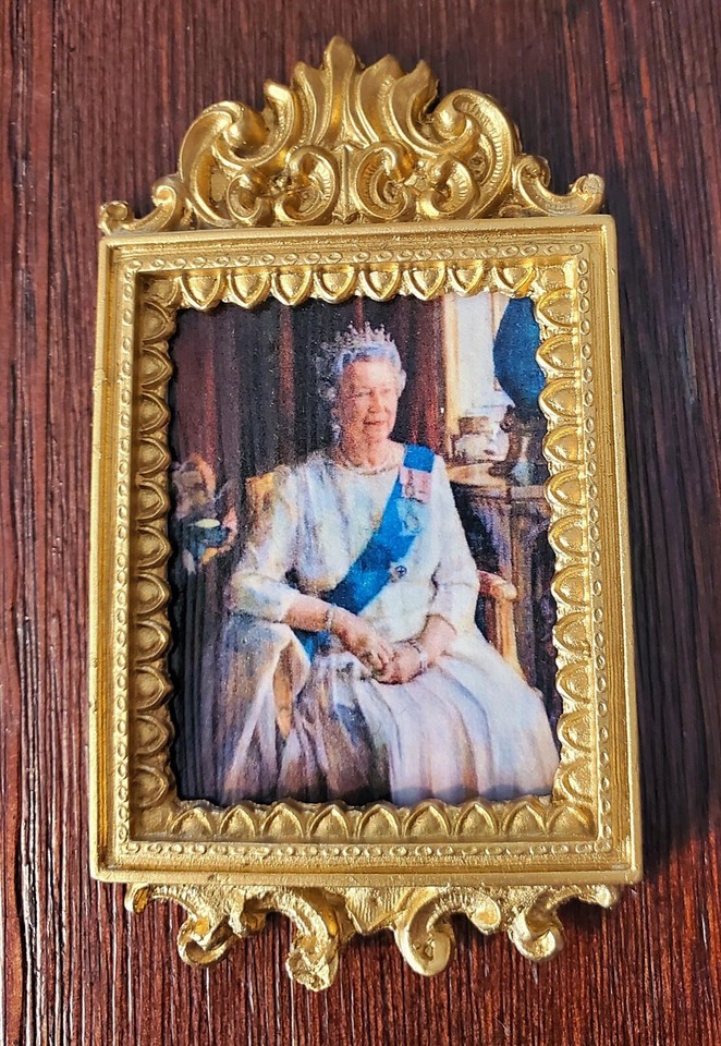 DOLLHOUSE MINIATURE GOLD FRAMED MODERN PORTRAIT QUEEN ELIZABETH II ...