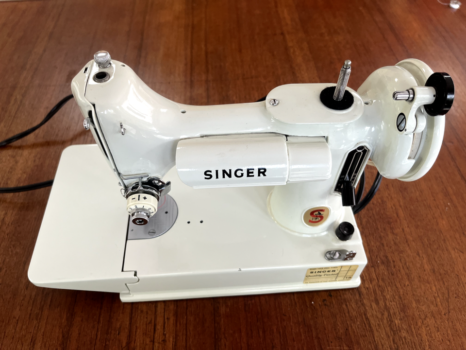 Singer 221 k white featherweight sewing machine | eBay
