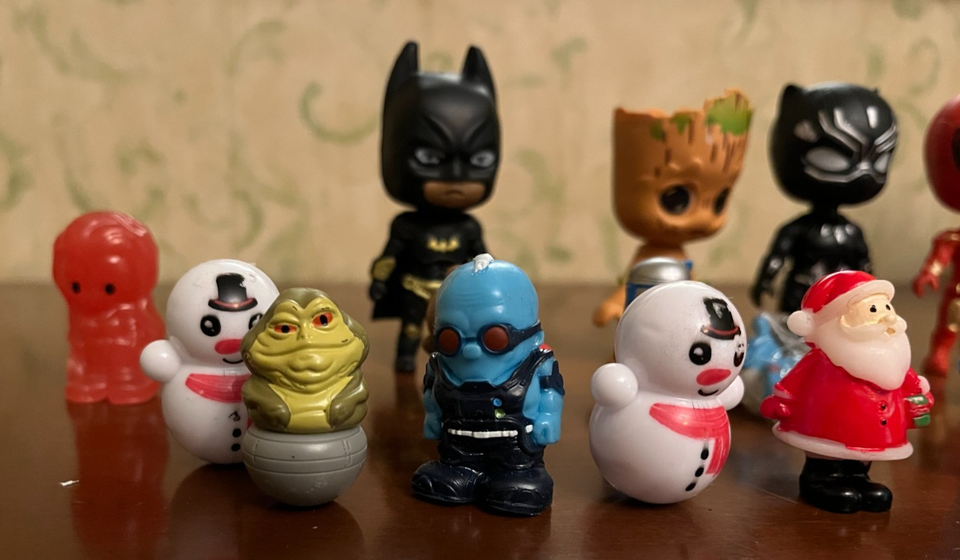 19 small action figures Smurf, Grut, Santa, Yondu, Batman, Spiderman ...