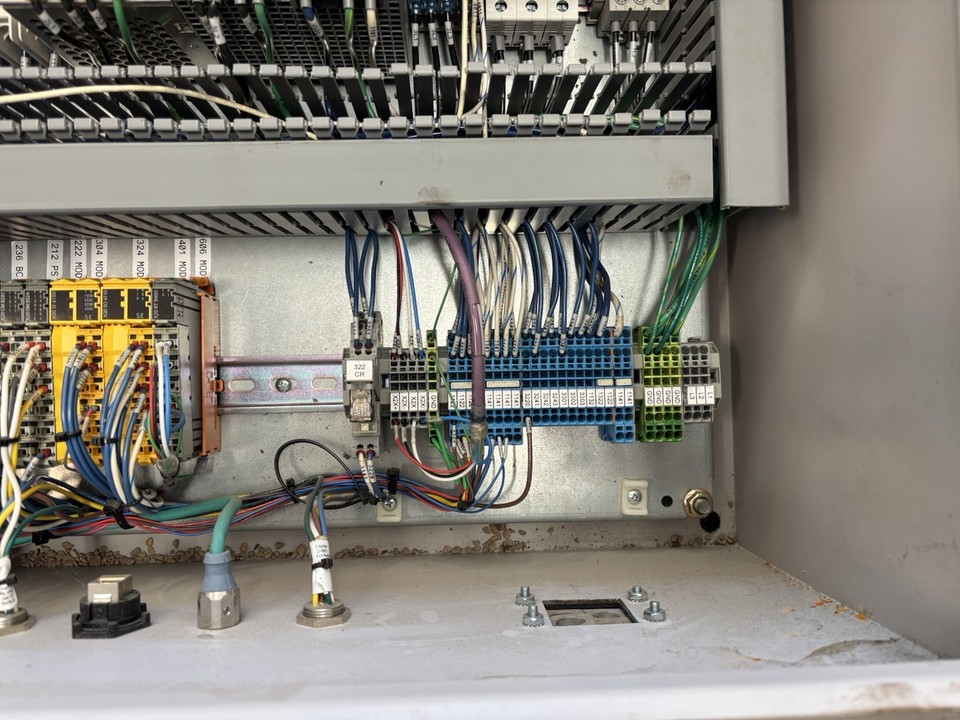 Flow Waterjet Mach2c Interface Box With Power Supplies And PP65 ...