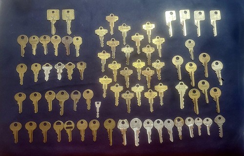 Antique Lot coin op KEYS Chicago, Master, Yale, Mosler, Fort Lock, etc ...