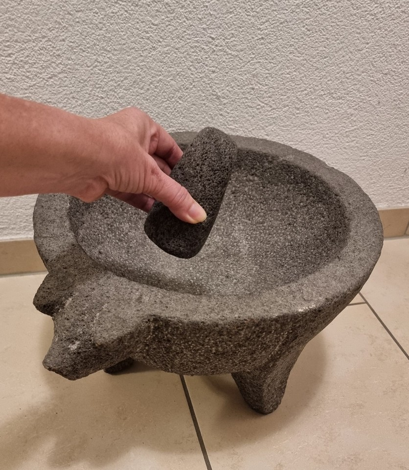 Riesige Molcajete aus Mexiko: Mörser mit Stößel aus Lavagestein, ca. 19 ...
