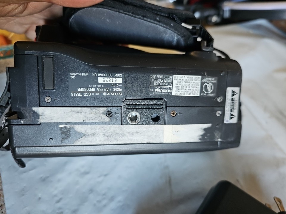 Sony HandyCam CCD-TR818 Hi8 Video 8 Camcorder w/ AC Plug Powers On FOR ...