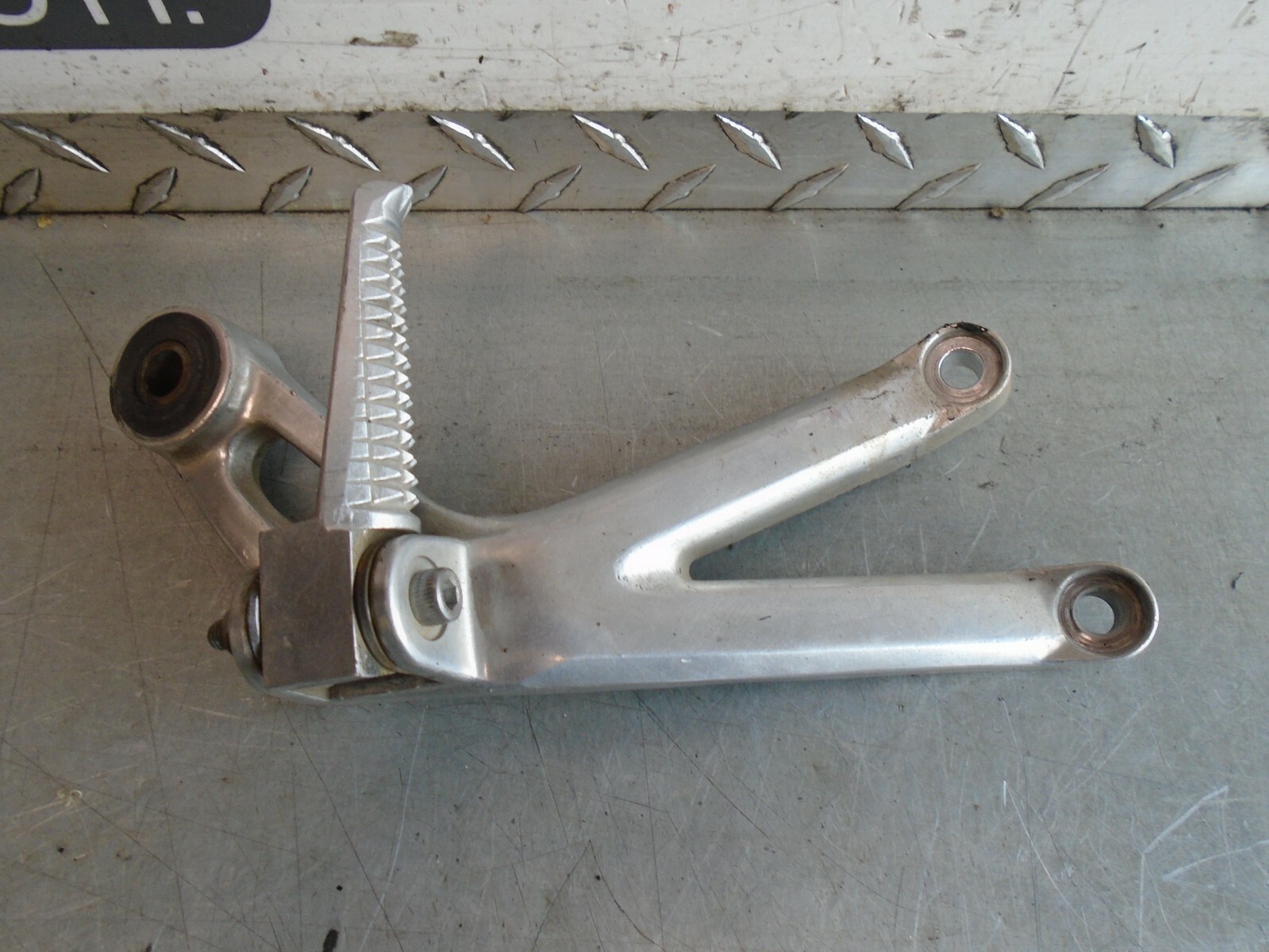 00 Yamaha r6 Rear Footrest Assy 2 5EB-27440-00-00 | eBay