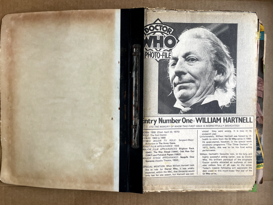 Collection of Doctor Who Weekly Magazines in Binder, see description ...