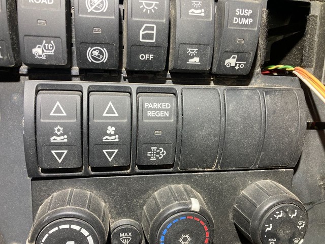 International Rocker Switch Panel 4057689C1 Removed From 2018 Lt625 for ...