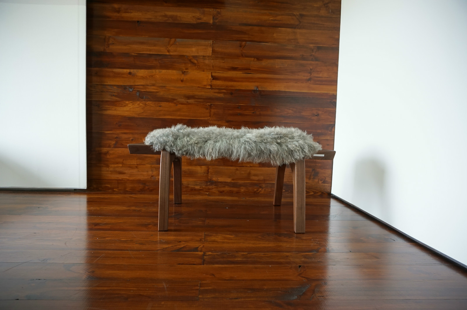 Minimalist Mahogany wood indoor bench upholstered Scandinav sheepskin ...