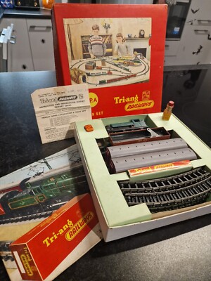 TRIANG RPA CLOCKWORK LOCOMOTIVE & COACH SET & Complete Station Set ...