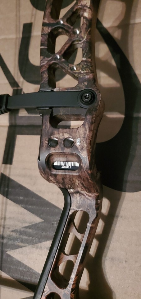 Bowtech CP30 Mossy Oak Country DNA 25-30.5 DL 70# RH | eBay