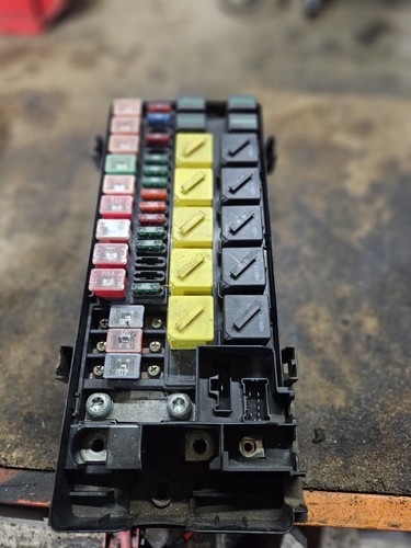 LAND ROVER DISCOVERY 2 TD5 UNDER BONNET FUSE BOX YQE000300 | eBay