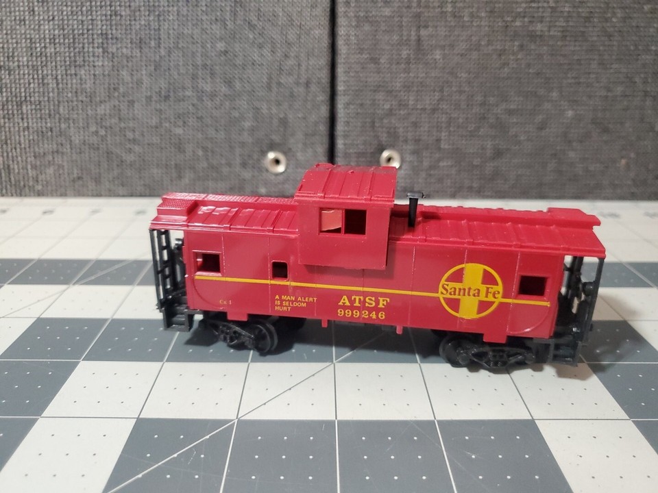 HO AHM Santa Fe Red Caboose ATSF # 999246 HO Freight Car READ | eBay