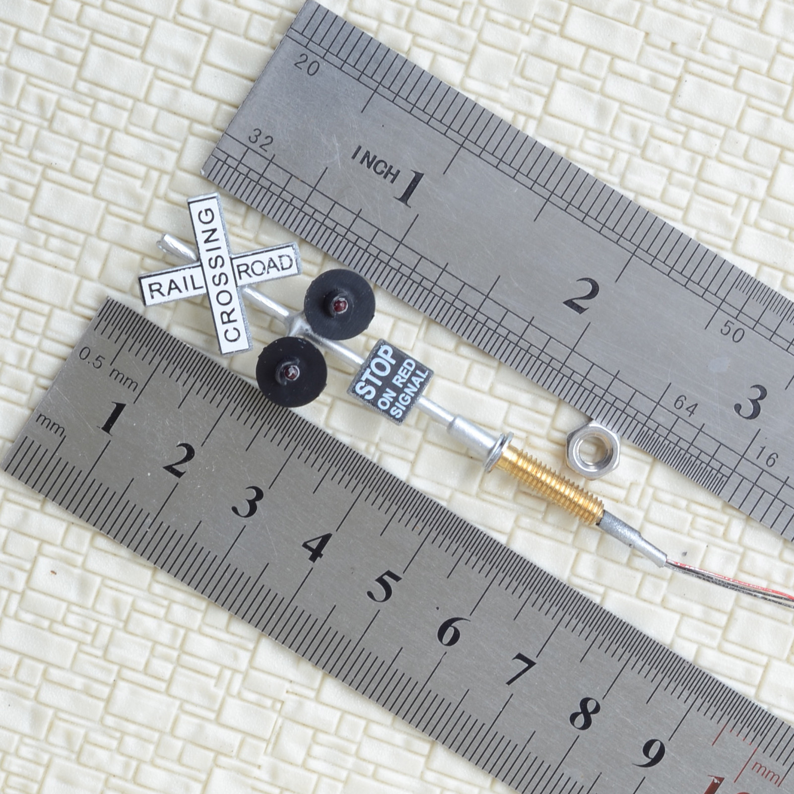 2 x HO Scale Railroad Crossing Signals 2mm LED made + Circuit board ...