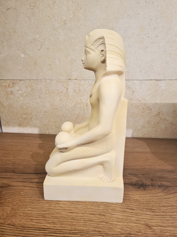 Museum Grade of the Kneeling statue of King Thutmose III Offering Two ...