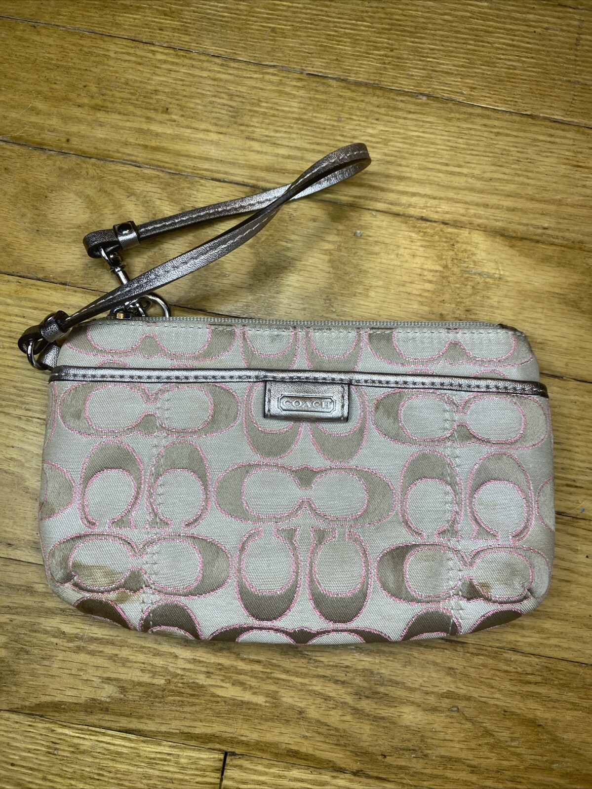 Coach Daisy Outline Signature C Metallic Wristlet Kha… - Gem