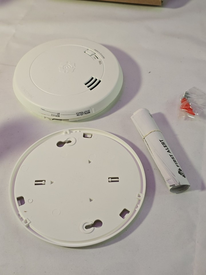First Alert SMCO210V 2-in-1 Smoke & Carbon Monoxide Alarm w/ Voice ...