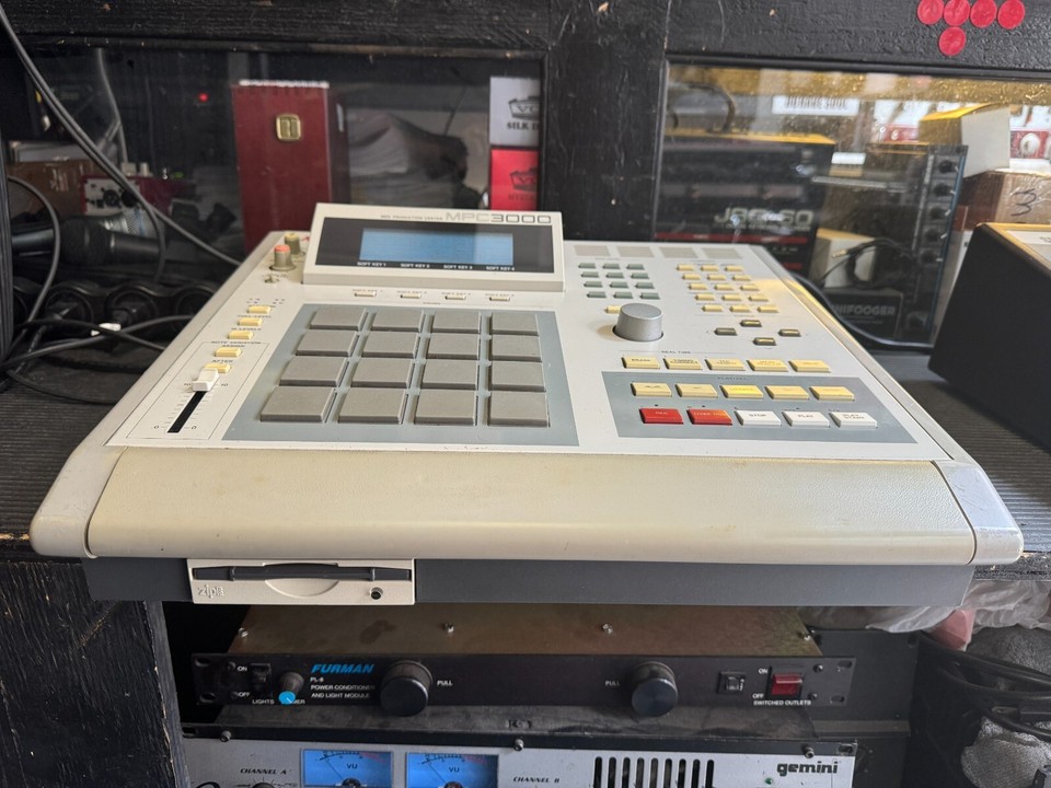 AKAI MPC 3000 32 meg drum sampler /PADS/ v 3.11 Zipp drive , 120volt ...