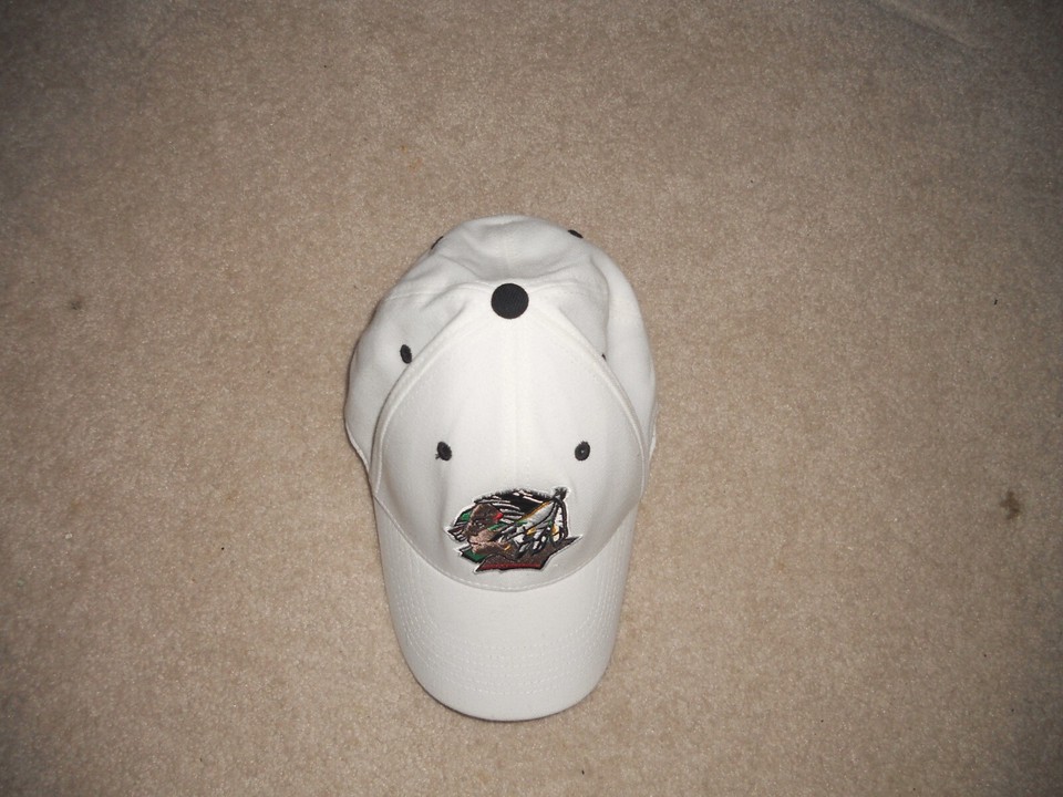 UND North Dakota Fighting Sioux Hat Cap Rare Banned Stretch Fit C@@L ...