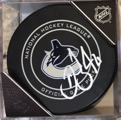 SIGNED OFFICIAL NHL GAME PUCK VANCOUVER CANUCKS DANIEL SEDIN FINAL YEAR ...