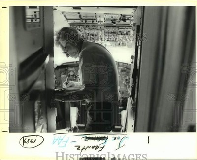 1989 Press Photo Joe Frantz of the Federal Aviation Administration in ...