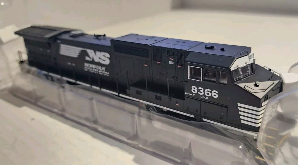 Atlas Master HO Scale Dash 8-40CW Locomotive NS "Horsehead" #8366 Gold ...
