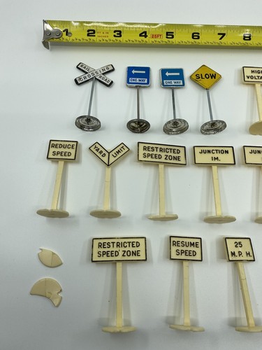 LIONEL MODEL TRAIN LOT 30 VINTAGE RR RAILROAD SIGNS PLASTIC ROAD/TRACK ...