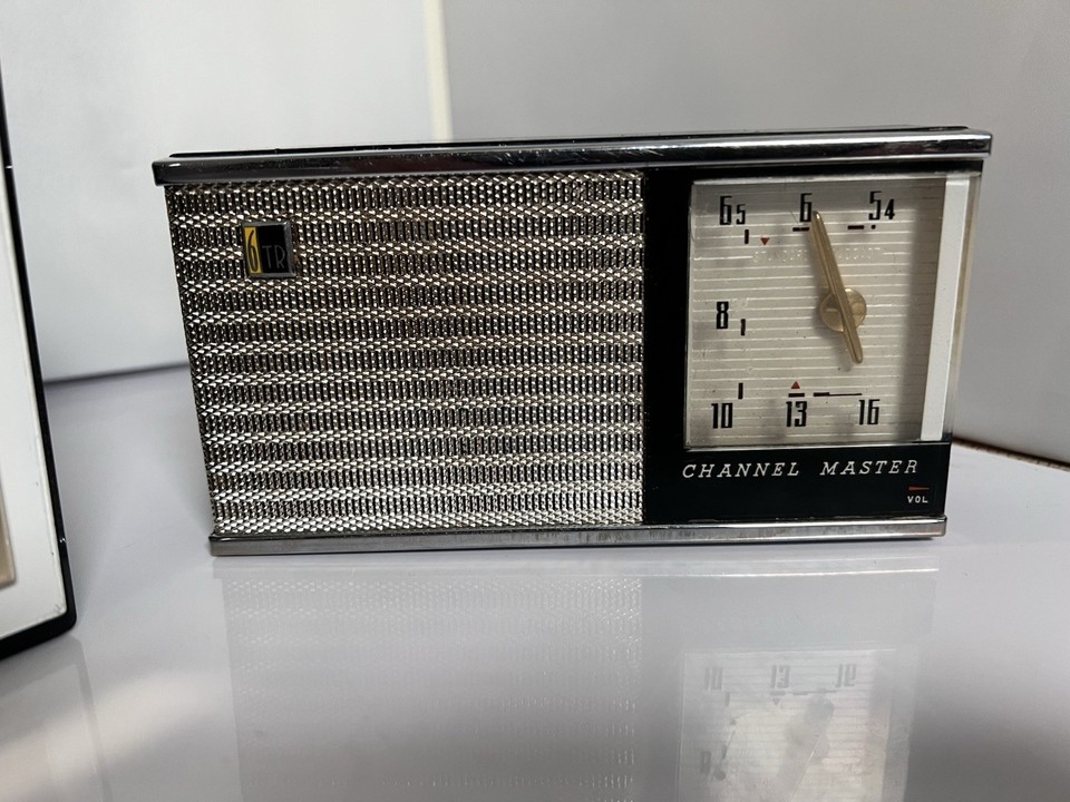 2 Vintage Channel Master transistor radios - 6515 “Super Fringe” And ...