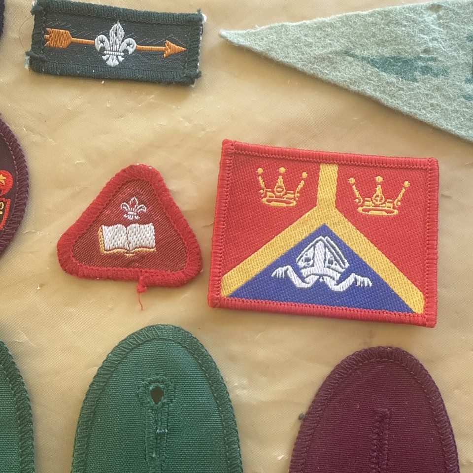 Bb473- Various British Scouts & Girl Guides Badges, Epaulettes & more ...