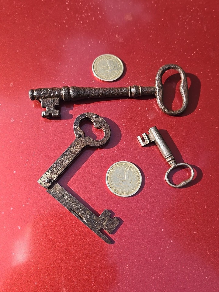 1 Big Antique Iron Skeleton Key ☆ Large Old English Gate Key☆ 4⅞ Inches ...