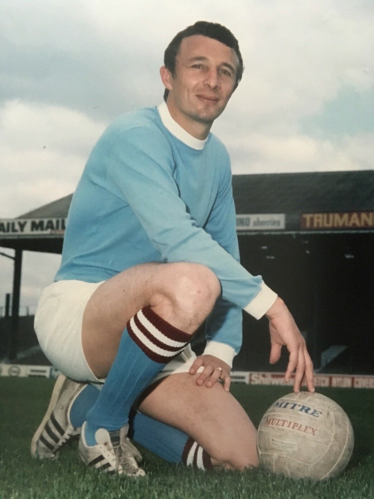 MIKE SUMMERBEE - MANCHESTER CITY LEGEND - BRILLIANT UNSIGNED PHOTOGRAPH ...
