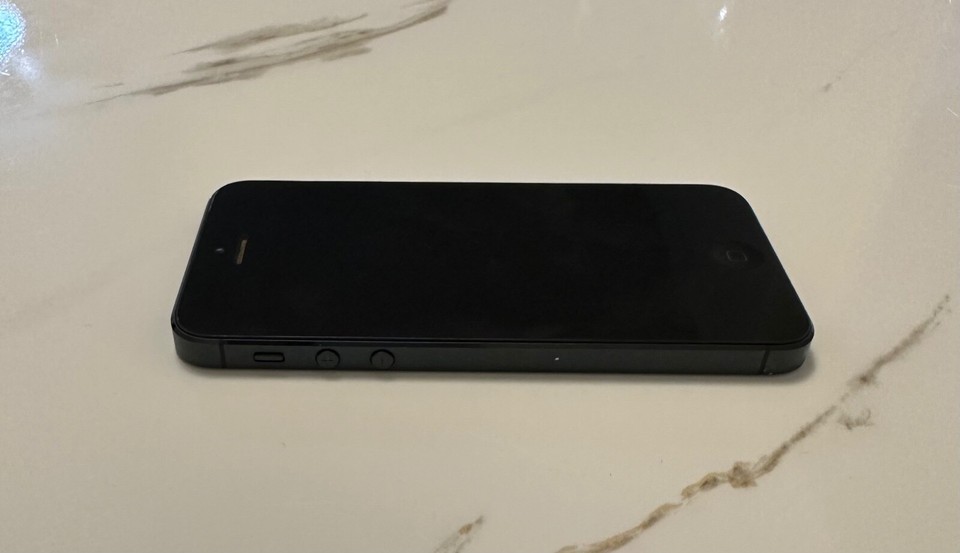 Apple iPhone 5 - 16GB, 32GB, 64GB - Black & White Unlocked/AT&T/T ...