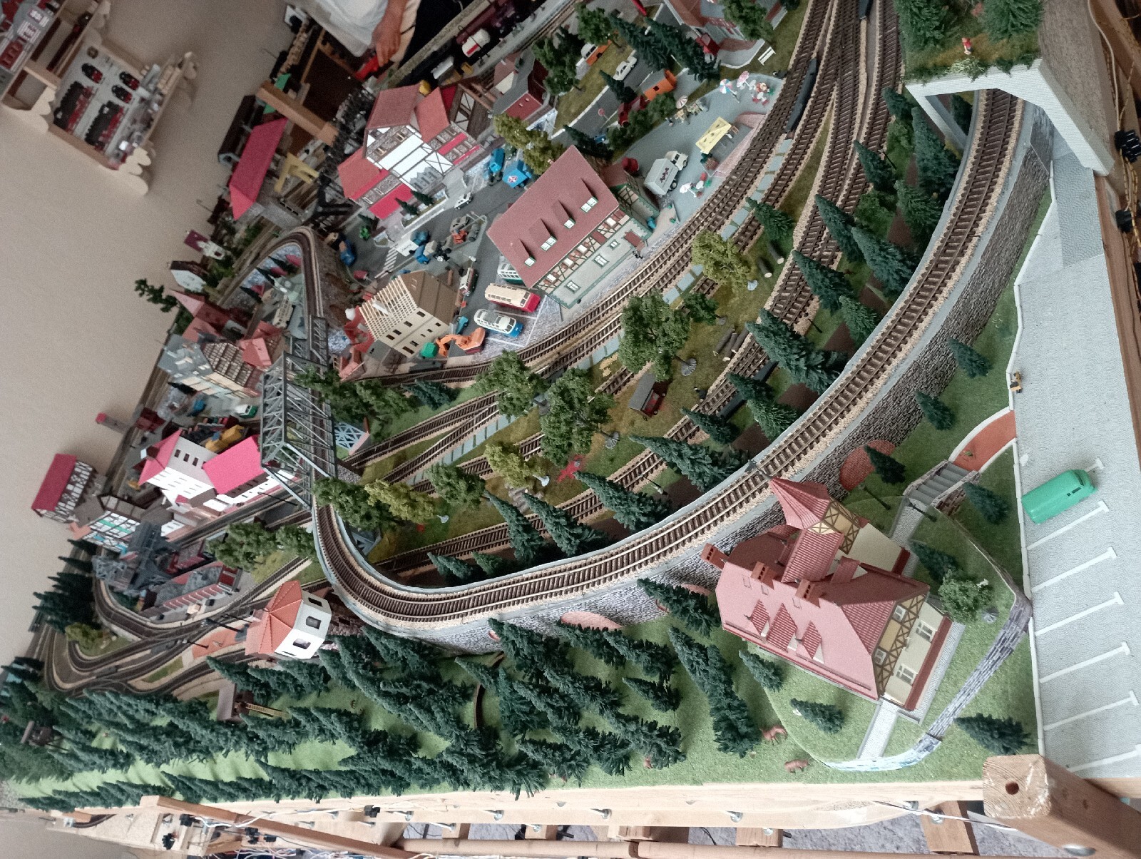 Gut erhaltene Modeleisenbahn Platte mit viel Zubehör , die Spurweite ist H0 | eBay