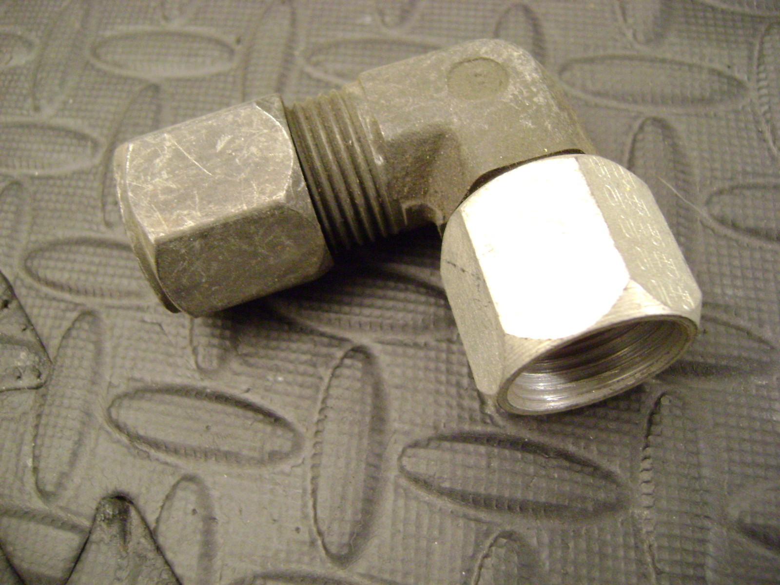 Parker 10BU 90 degree Hydraulic Fitting 5/8" Tube to 1/2" Swivel | eBay