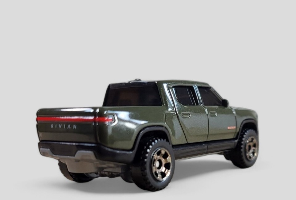 RIVIAN R1T Diorama Collectible DieCast Model Truck EV 1:64 Green LOOSE ...