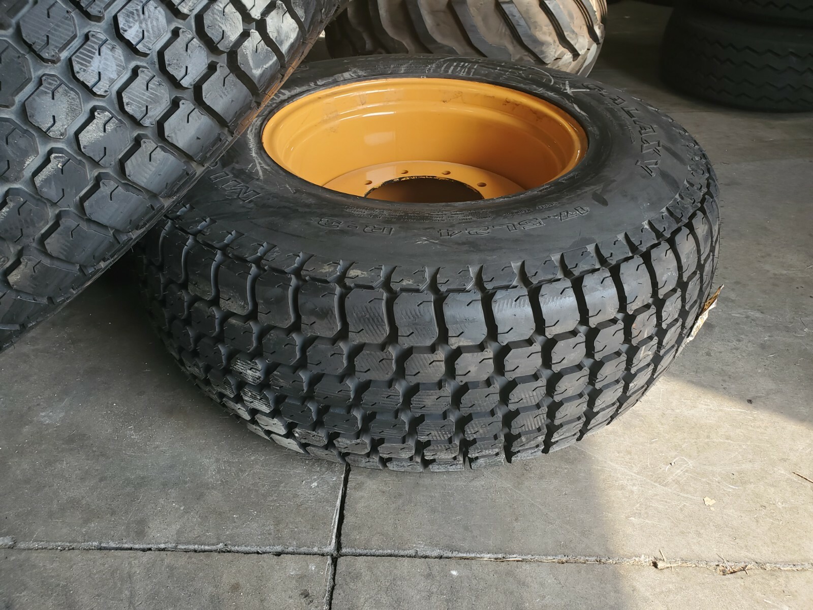 Galaxy 17.5x24 8Ply R3 Mighty Mow Mounted on Case 104907A1 Wheel, Pair ...