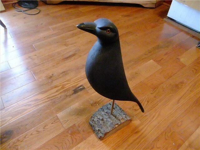 Hand Carved CROW Decoy.....with 1/2 pine log wooden stand ..... life ...