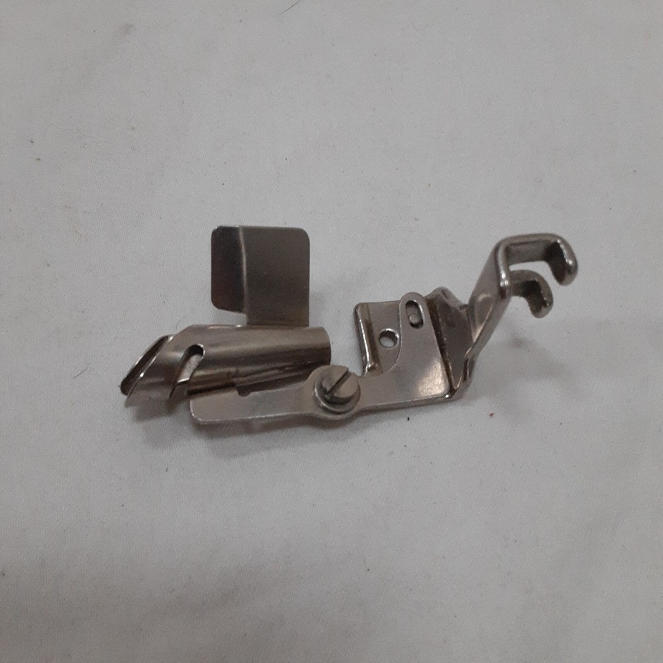 Antique 1933 Singer Sewing Machine With Knee Lever Hem Feet Crank Wood ...