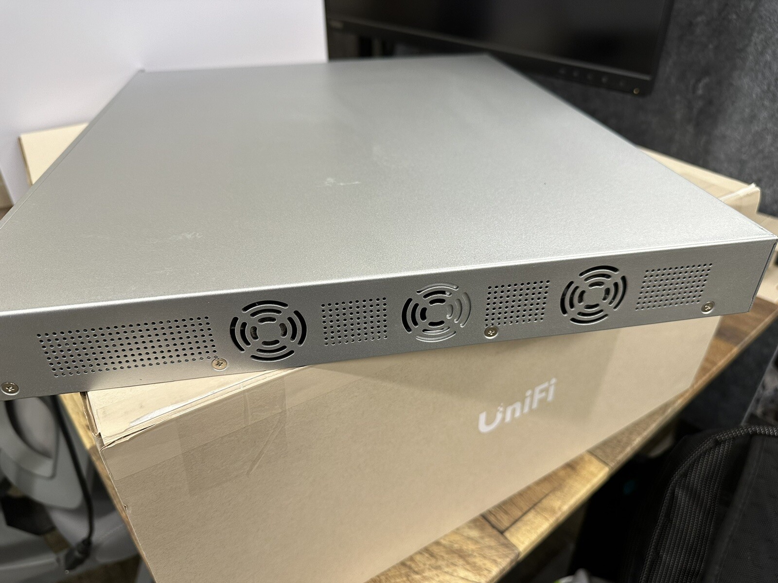 US-48-500W Ubiquiti UniFi 48-Port Managed PoE+ Gigabit 500W Switch w ...