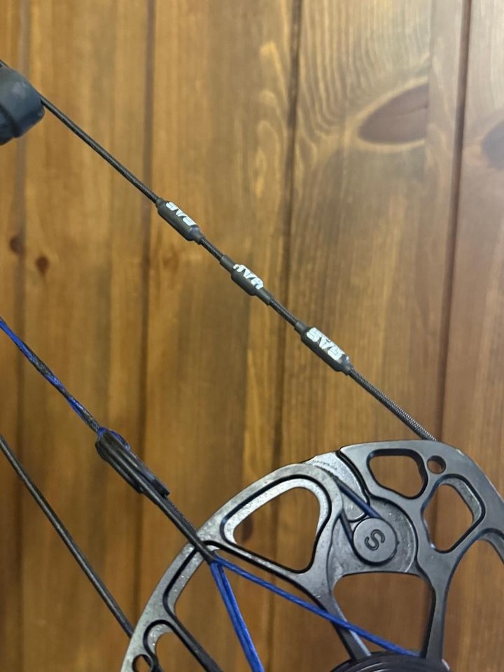 VERY NICE Mathews Halon 32 - 6 Bow RH 70lb 28.5" PACKAGE Black Gold GAS ...