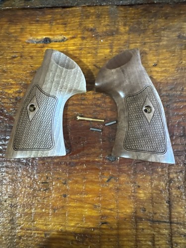 Altamont Checkered Wood Target Grips For Smith & Wesson K Frame Round ...