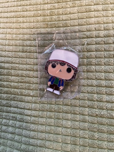 STRANGER THINGS DUSTIN PIN WEARABLE METAL ACCESSORIES BAG DECORATION ...