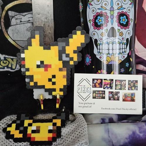 Pokemon - x2 pc Pixel Pikachu Set - Stand Up Desk Decor & Keychain ...