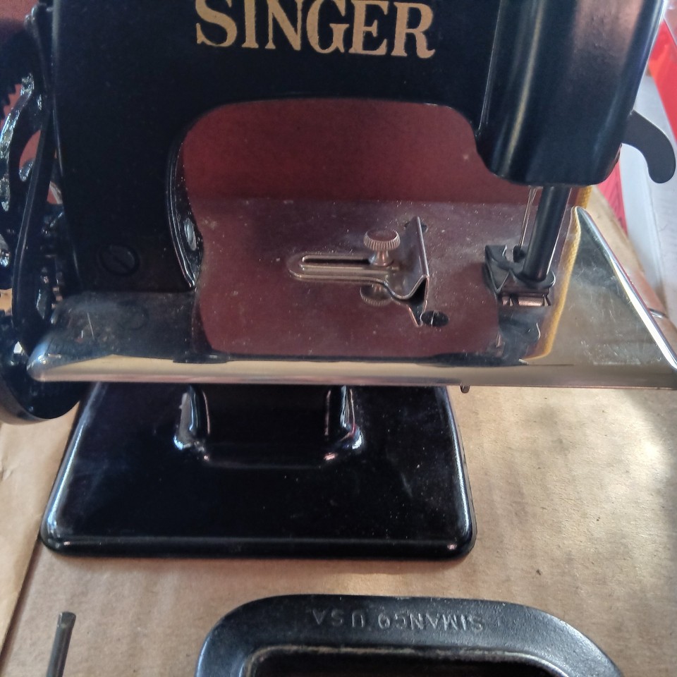 SINGER SEW HANDY Model 20-10 - With clamp, instructions, carrying case ...