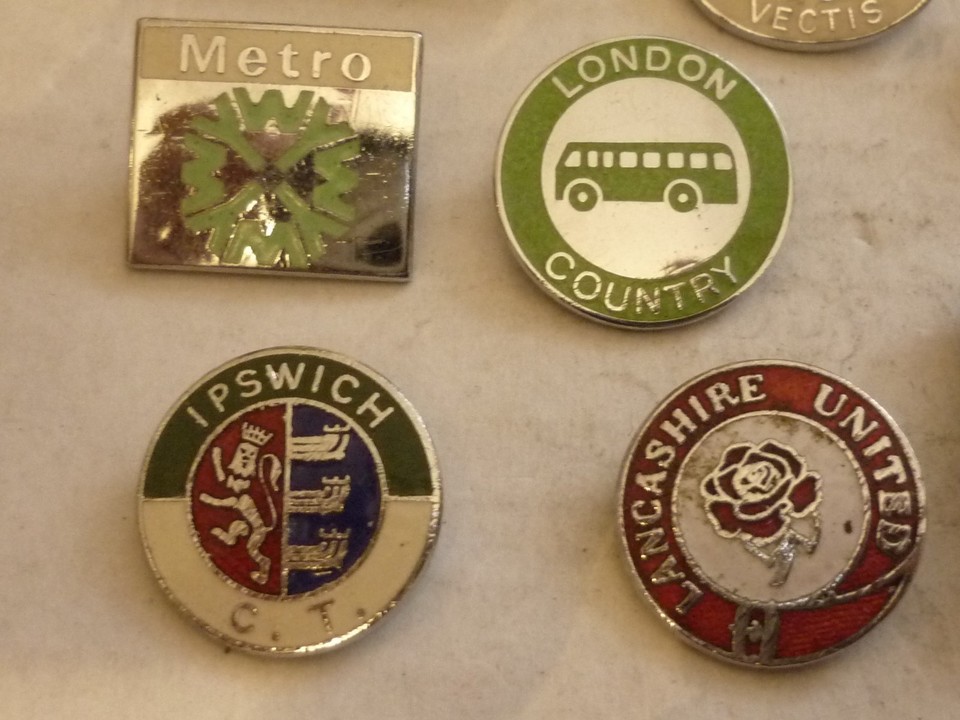 SIXTEEN VINTAGE BUS COMPANY ENAMEL BADGES METRO LONDON SOUTHERN VECTIS ...