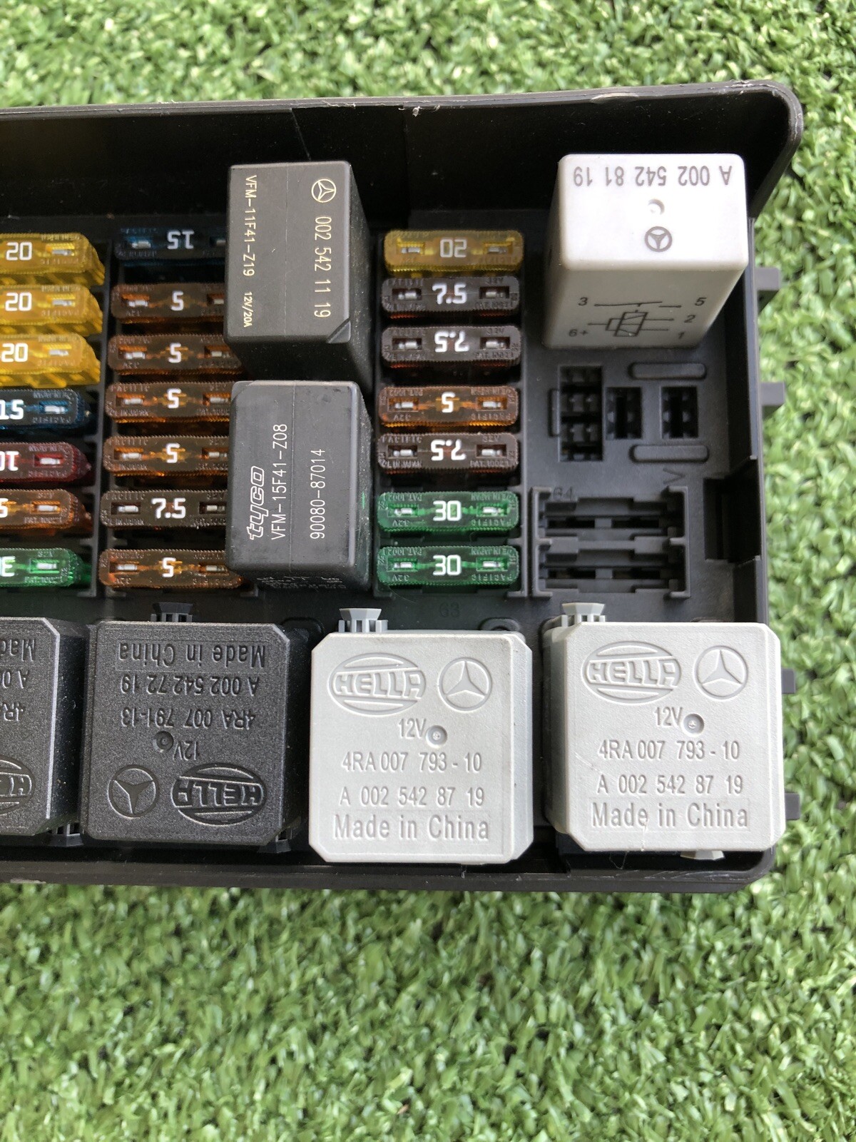 06-13 Mercedes W251 R350 GL450 ML550 Rear Relay SAM Fuse Box 1645403372 ...