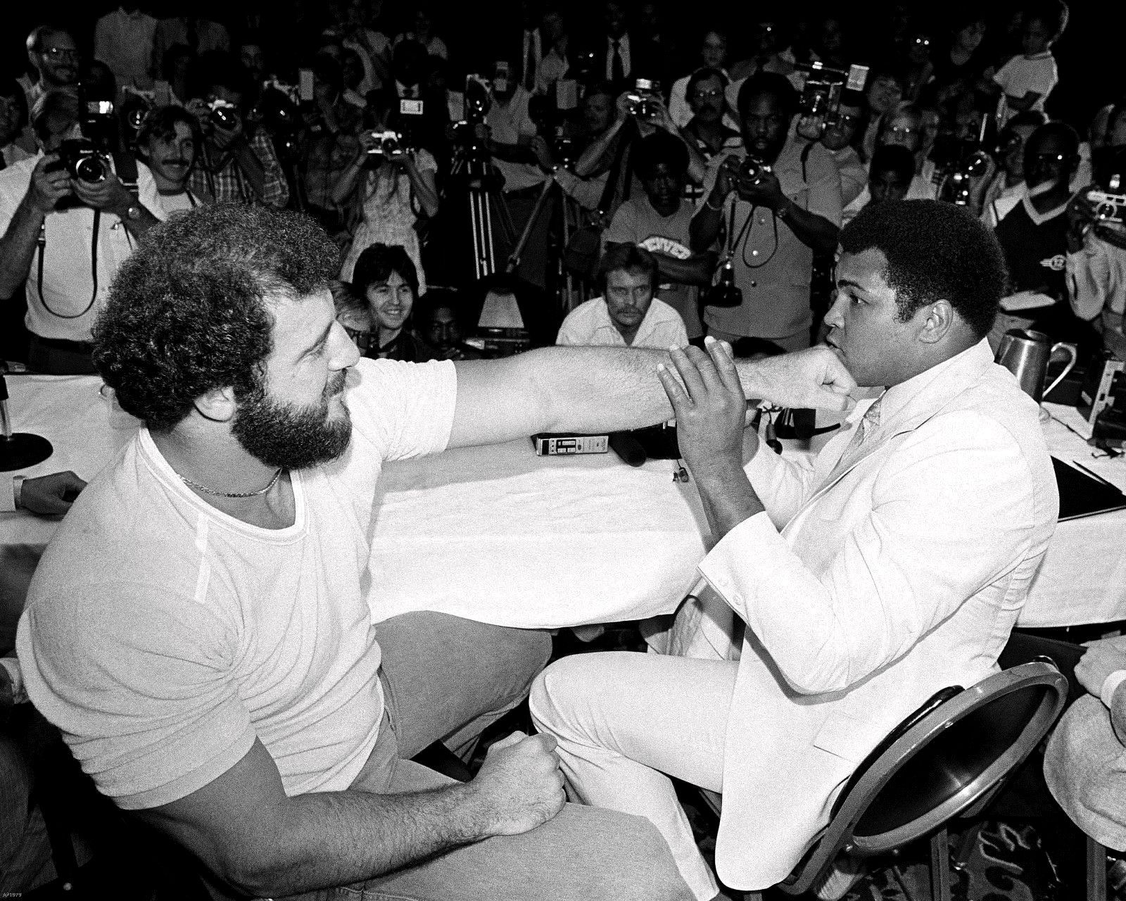 MUHAMMAD ALI AND LYLE ALZADO DENVER IN JUNE 1979 - 8X10 SPORTS PHOTO ...