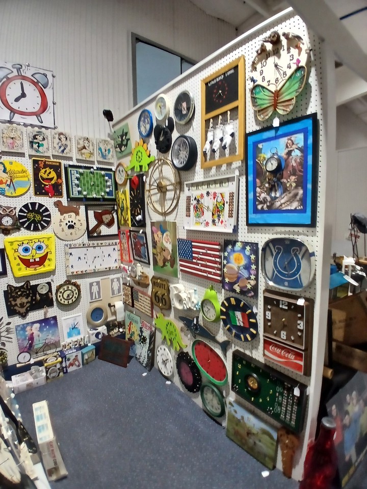 Large Clock Lot Over 40k Worth Electronics, Lamps, Wall Art, Vintage ...