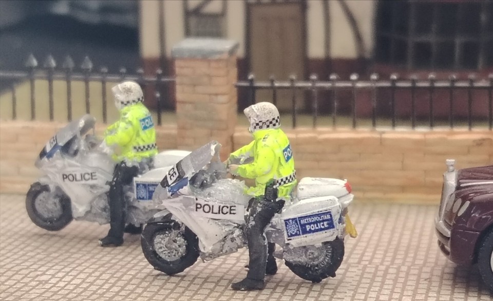 00 Gauge 1:76 Resin Hand painted figure 1 x SEG escort Police Bike ...