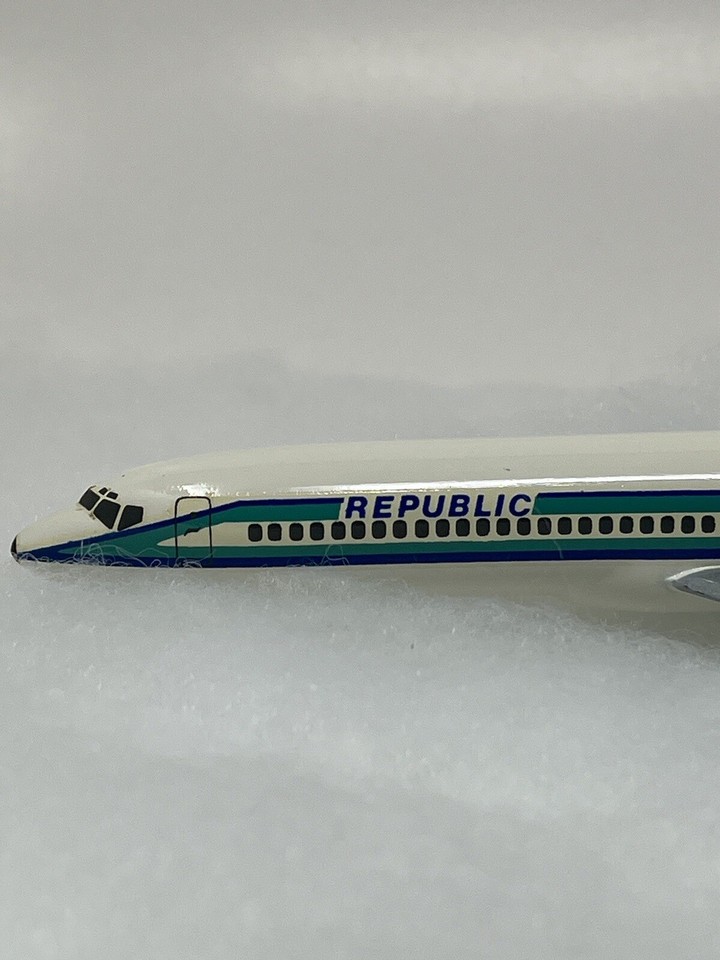 Vintage Air Jet Advance Republic Airlines Boeing 727 1/200 Airplane ...