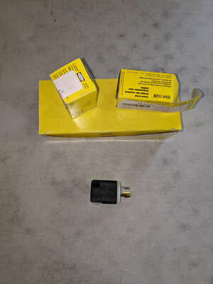 HUBBELL HBL4720C MALE TWIST-LOCK INSULGRIP 15A 125V NEMA L5-15P 2-POLE ...